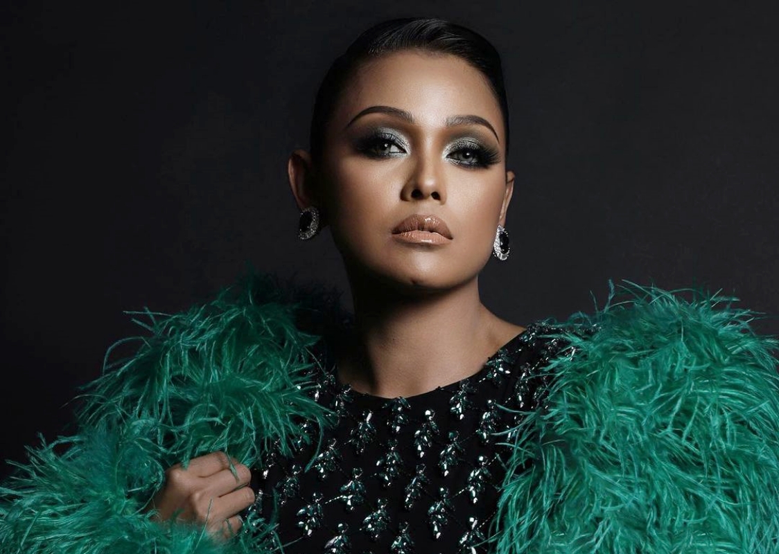 Azah Aziz persis anak dara