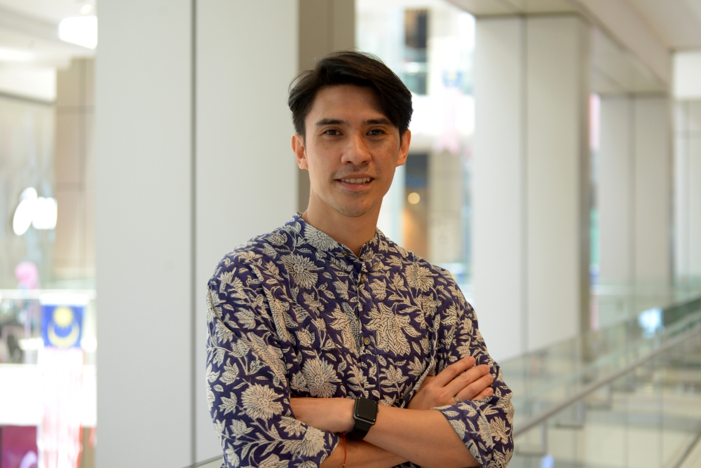 Iedil Dzuhrie cari makan di Indonesia guna kabel isteri?