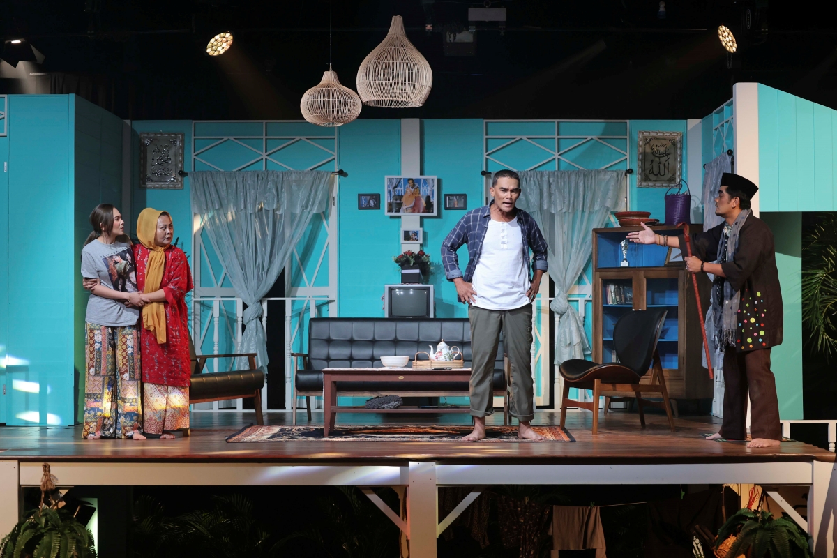 Singkap pemikiran karut, Andak Bertandak lucu tapi 'berisi'