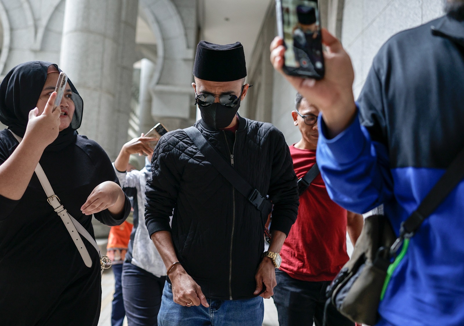 Fail cerai? Along Cham tiba di Mahkamah Syariah Putrajaya
