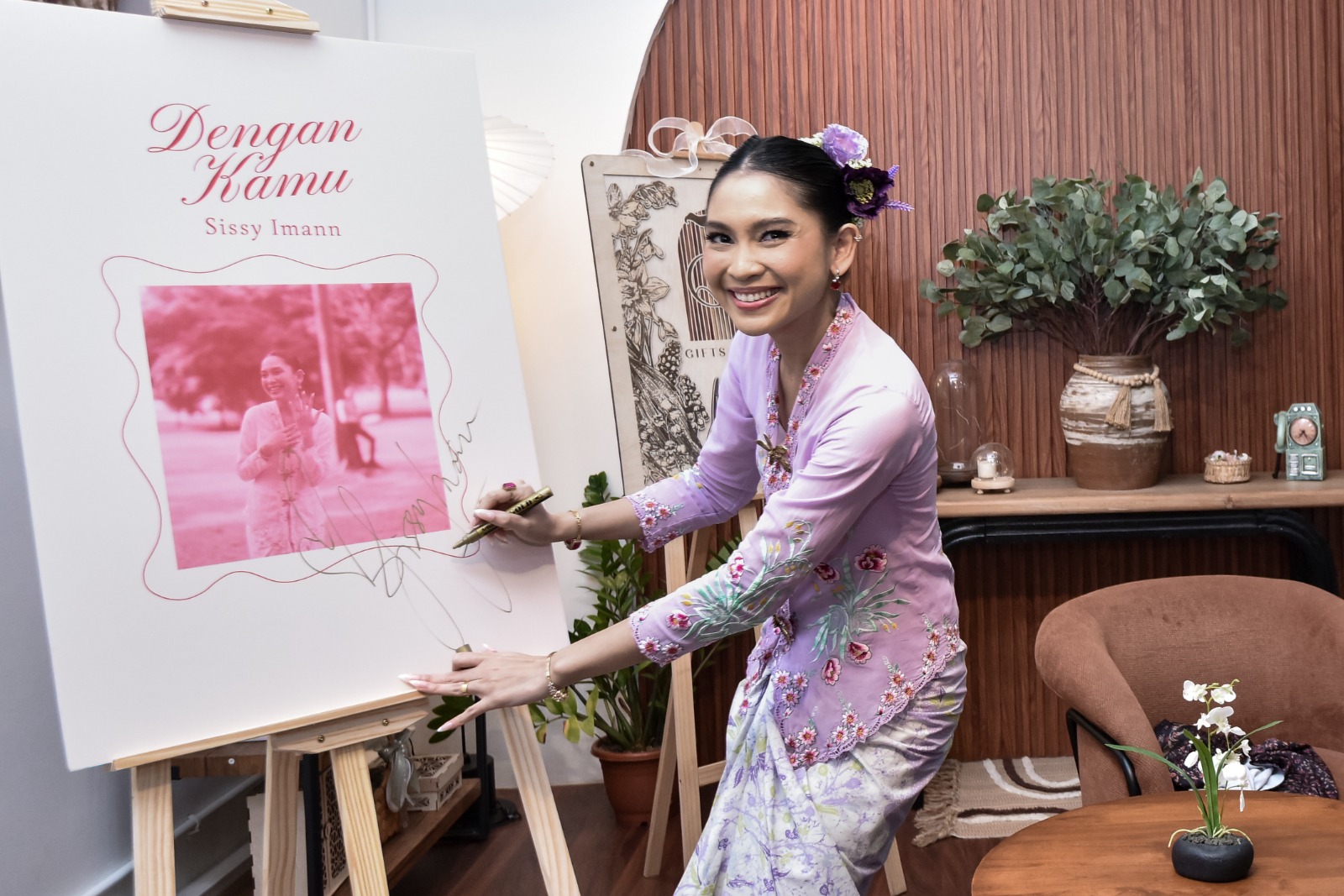 Dengan Kamu ditulis dari ruang paling peribadi - Sissy Imann